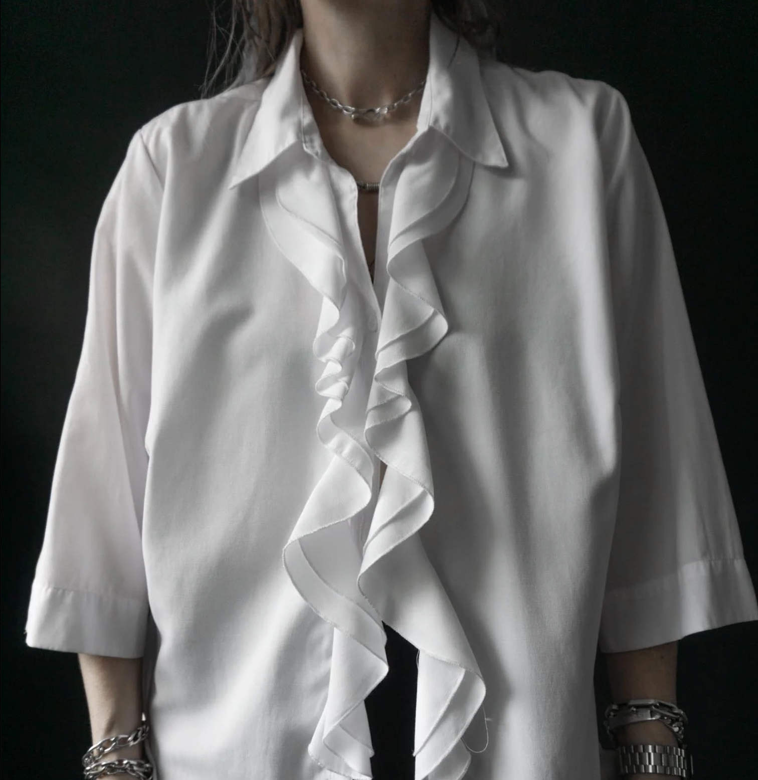 Die perfekte Gothic Bluse in Weiß: Stilvolle Kombinationen und Pflegeh ...
